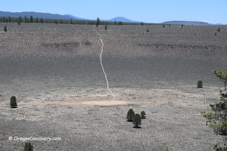 Hole-In-The-Ground Crater in Central Oregon – Volcanic Maar Formation ...